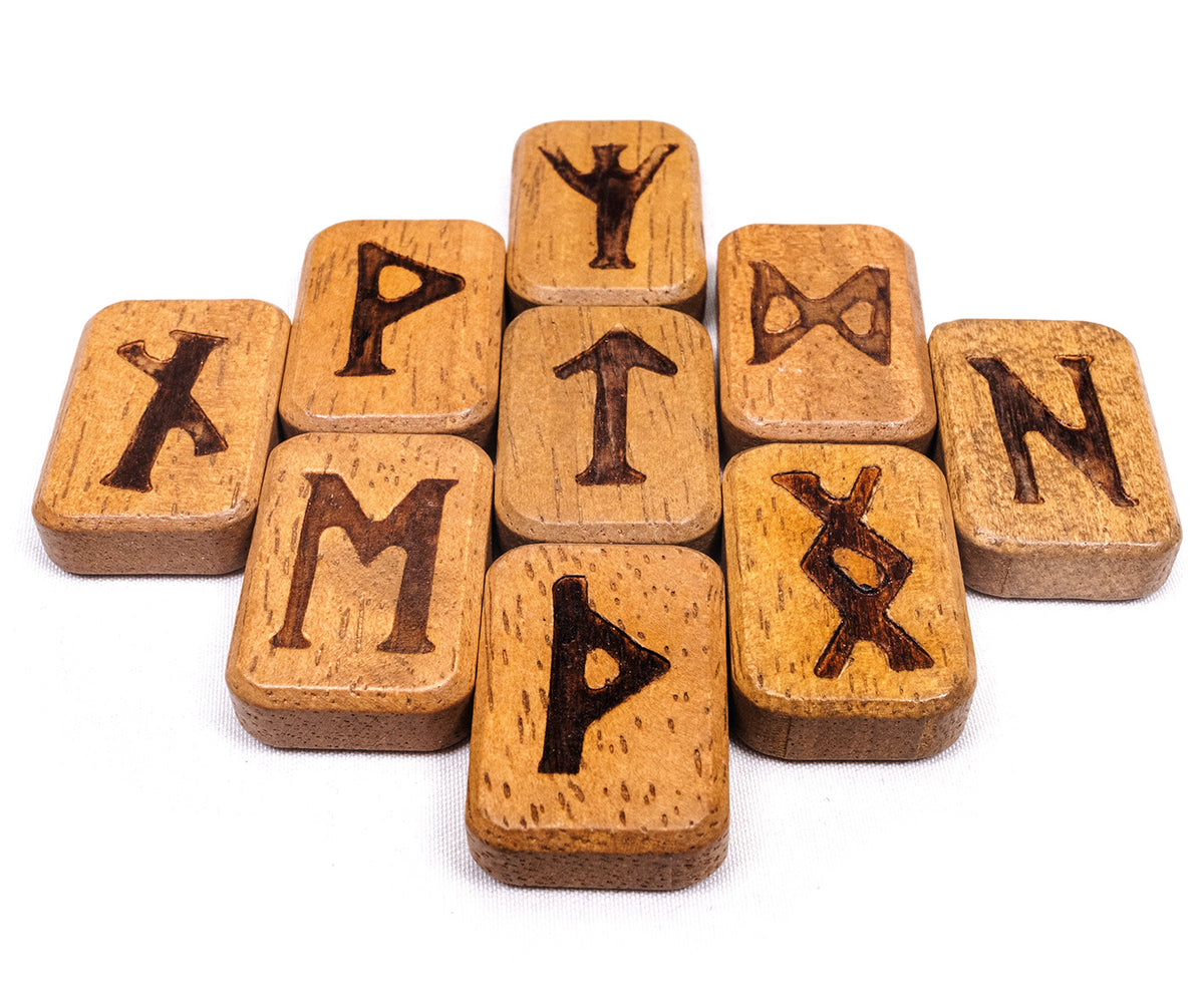 Deluxe Wooden Runes – Lo Scarabeo S.r.l.